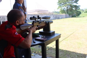 Di Lomba Menembak, Bupati Halut Ir. Frans Manery Meraih 50 Point ...